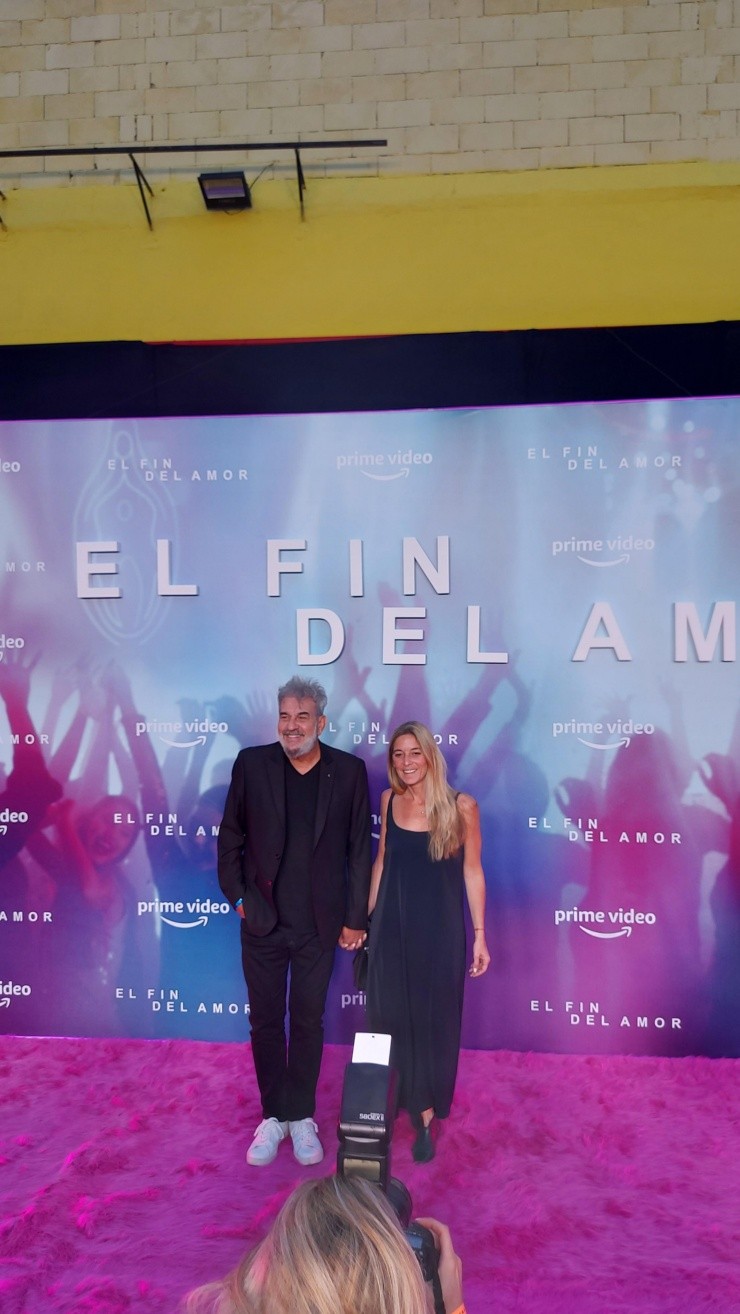 Prime Video presentó El fin del Amor con una alfombra fucsia y llena de ...