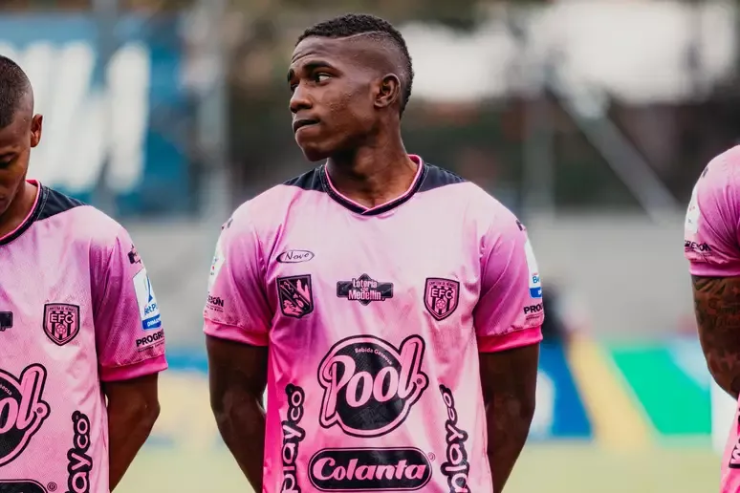 Mosquera deve parar no Bragantino - Foto: Divulgação/Envigado