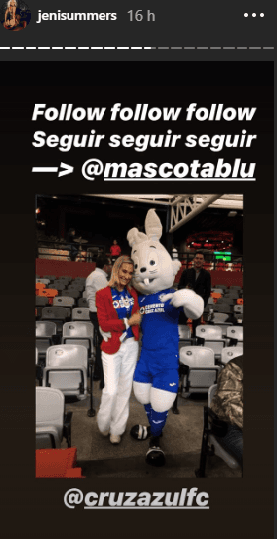 Jeni Summers vivió el partido junto a la mascota de Cruz Azul