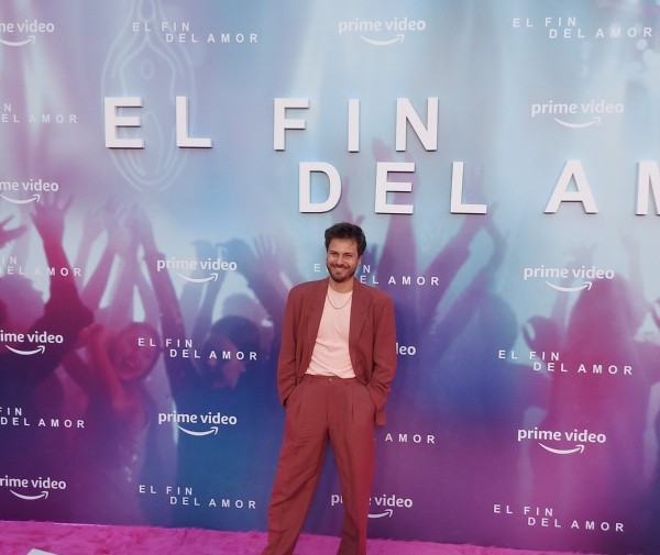 Prime Video presentó El fin del Amor con una alfombra fucsia y llena de ...
