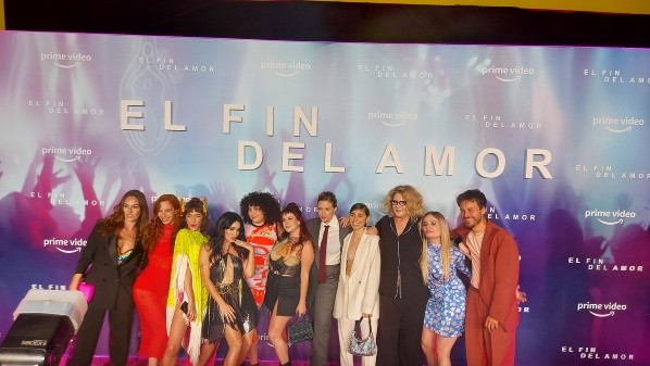 Prime Video presentó El fin del Amor con una alfombra fucsia y llena de ...