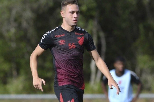 Athletico faz grandes mudanças no elenco e lista de dispensa é grande ...