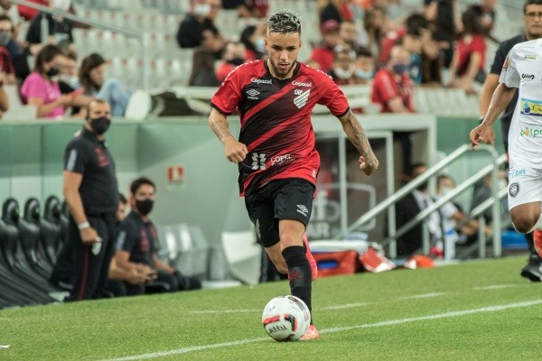 Athletico faz grandes mudanças no elenco e lista de dispensa é grande ...