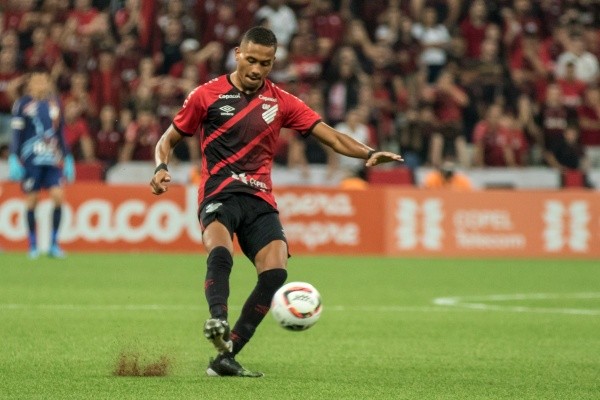 Athletico faz grandes mudanças no elenco e lista de dispensa é grande ...