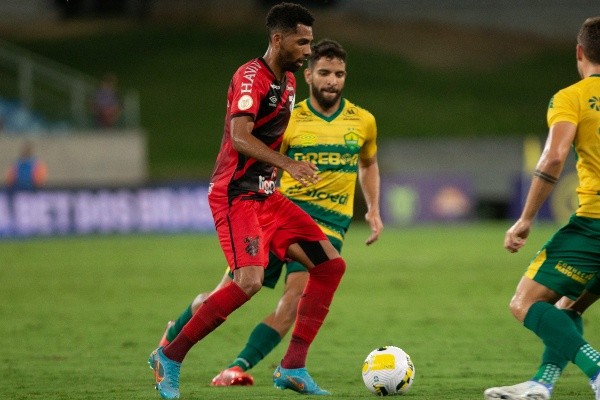 Athletico faz grandes mudanças no elenco e lista de dispensa é grande ...